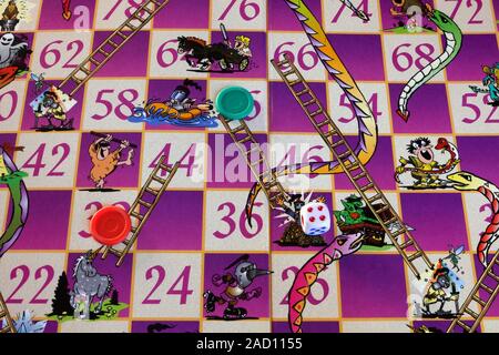Jeu de serpents et échelles Photo Stock - Alamy