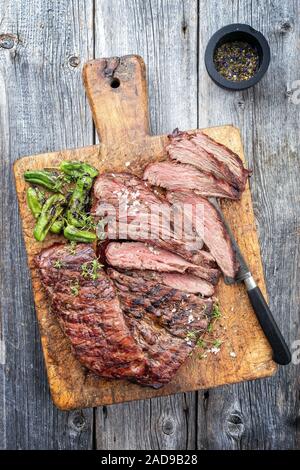 Barbecue américain traditionnel steak de bavette comme gros plan sur un ...