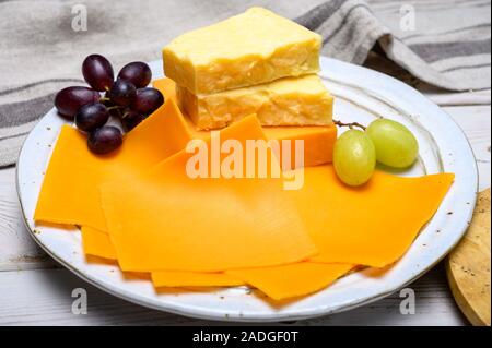 Collection de fromage, des blocs et des tranches de jaune et a évolué ...