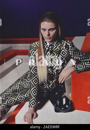 Affiche publicitaire PRADA maison de mode dans le magazine papier de ...