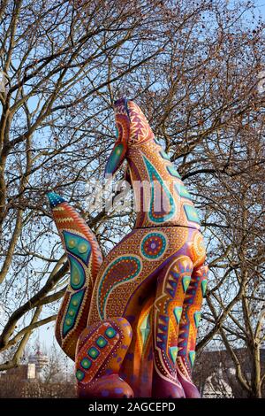 L'art populaire mexicain sculpture de couleur vive créature fantastique ...