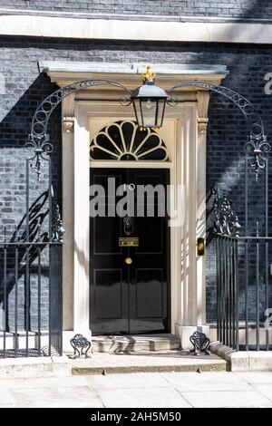 Porte avant de noir au 10, Downing Street avec Larry le chat, Whitehall ...