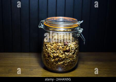 Pot avec des céréales, du muesli. Granola multicéréales fait maison ...