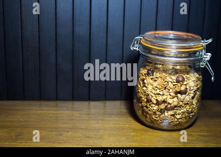 Pot avec des céréales, du muesli. Granola multicéréales fait maison ...