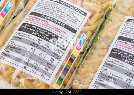L'ASDA Les marques de pâtes macaronis dans un sac en plastique. Pour ...