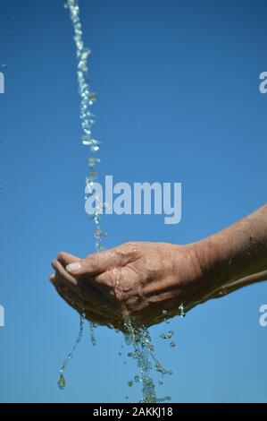 L'eau qui coule du creux des mains Photo Stock - Alamy