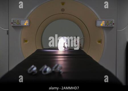 Scanner d'imagerie par résonance magnétique IRM ouvert avec écran ...