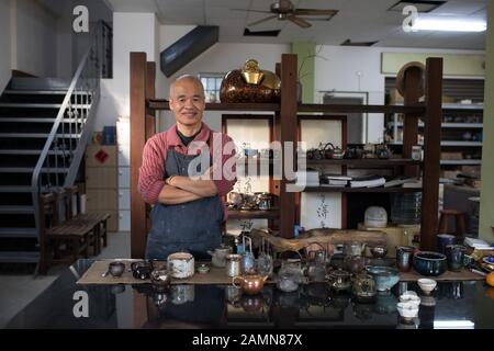 200114 -- TAIPEI, le 14 janvier 2020 -- Chen Chin Wang émail une œuvre ...