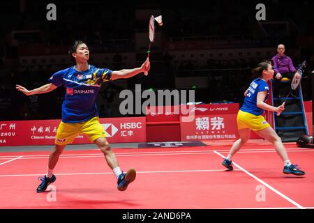 Les joueurs de badminton professionnels chinois Zheng Siwei et Huang Yaqiong affrontent les ...