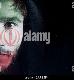 Un iranien a peint son visage en noir et portait des robes rouges ...