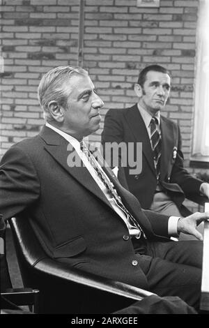 Conférence de presse Ajax-Jaap van. Prague+Rinus Michels, footballeurs ...