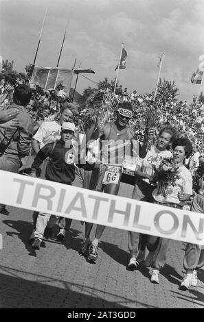 Holland Triathlon 1986 à Almere; gagnant fatigué Axel Koenders après la ...