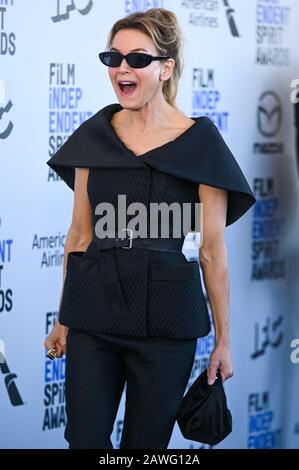 Renee Zellweger marchant sur le tapis rouge lors du 35ème Prix annuel ...