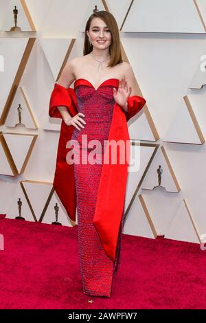 Kaitlyn Dever marchant sur le tapis rouge lors des HCA TV Awards 2nd ...