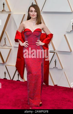 Kaitlyn Dever marchant sur le tapis rouge lors des HCA TV Awards 2nd ...
