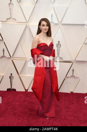 Kaitlyn Dever marchant sur le tapis rouge lors des HCA TV Awards 2nd ...