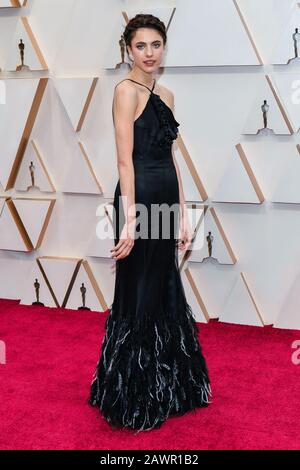 Margaret Qualley marchant sur le tapis rouge lors de la 92e édition des ...
