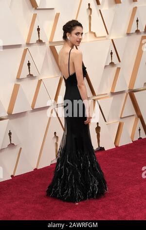 Margaret Qualley marchant sur le tapis rouge lors de la 92e édition des ...