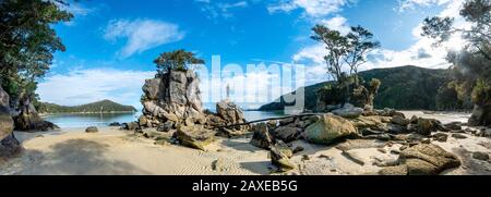 Roc sur la plage de Stillwell Bay, parc national Abel Tasman, Tasman ...