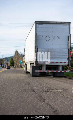 White Bonnet Big RIG long courrier diesel semi-Camion avec cabine jour ...