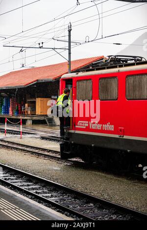 Pontresina, Grisons, Suisse - 9 août 2016 : locomotive électrique ...