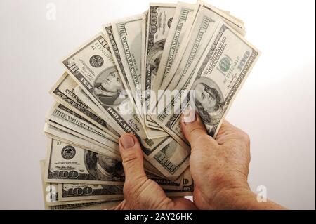 Mains isolées d'échanger de l'argent. Holding dollars dans les mains ...