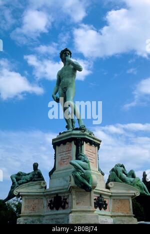 La célèbre statue David de Michel-Ange (reproduction) au milieu de la ...