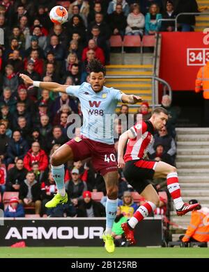 Tyrone Mings d'Aston Villa (à gauche) et Ben Osborn de Sheffield United ...