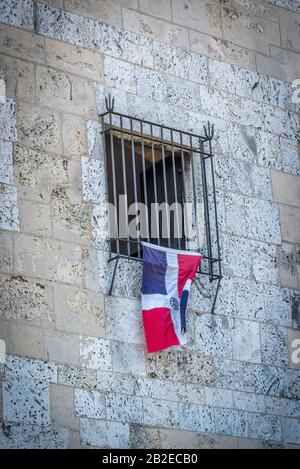 Drapeau national de la République dominicaine : croix blanche avec ...