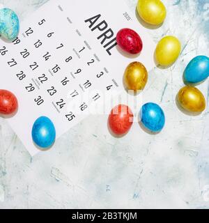Calendrier mensuel d'avril 2020 avec des œufs de Pâques colorés. Vue de ...