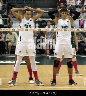 Hawaii Rainbow Warriors middle blocker Guilherme Voss (21), setter ...