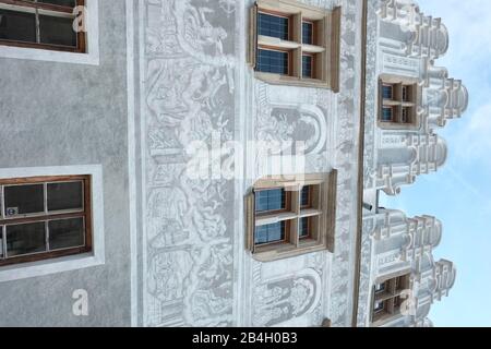 Sgraffito une forme de décoration faite en rayant à travers une surface ...