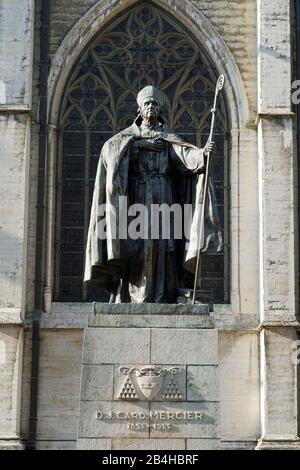 Statue du cardinal Mercier en face de la Cathédrale Saints-Michel-et ...