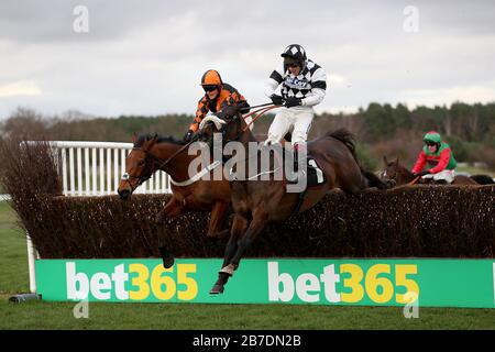 Mistercobar (à droite) monté par le jockey Richard Johnson sur la voie ...