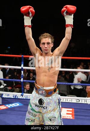 Ashley Sexton (short d'argent) bat Usman Ahmed dans un concours de boxe ...
