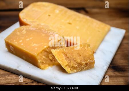 Collection de fromages, vieux fromage jaune néerlandais de ...