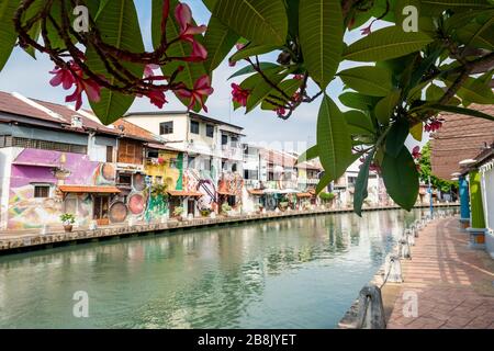 Malaisie : fleurs et bâtiments colorés le long de la rivière Malaca ...