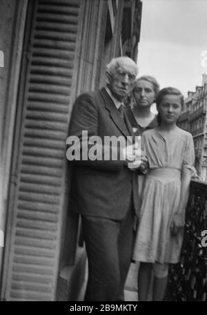 Arthur Guéniot. Trois personnes sur un balcon, demi-corpss sur un ...