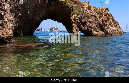 Roches de Caciocavallo, île de Ponza, îles Pontines, Latium, Italie ...