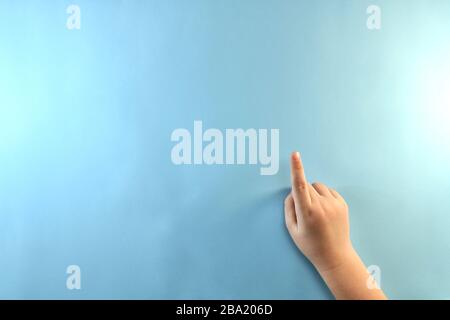 S enfant main droite paume ouverte sur fond blanc Photo Stock - Alamy