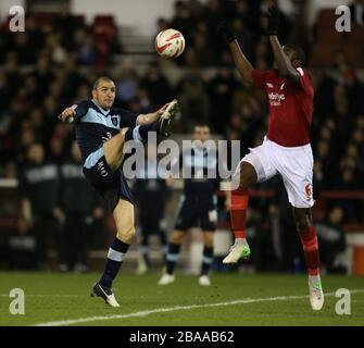 Guy Moussi de Nottingham Forest et Dean Marney de Burnley Photo Stock ...