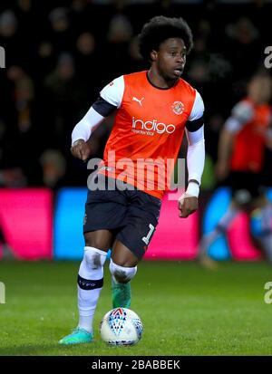Pelly Ruddock Mpanzu (à gauche) de Luton Town et Ryan Leonard (à droite ...