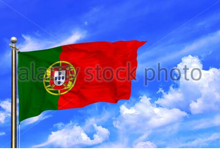 Un drapeau portugais est forme dans le vent. Les armoiries dans entre ...