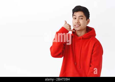 Portrait d'un beau copain asiatique, joyeux et joyeux, préparé surprise ...
