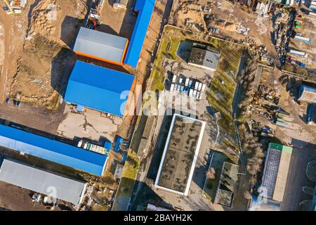 Vue aérienne de la structure moderne de l'usine pour la production et ...