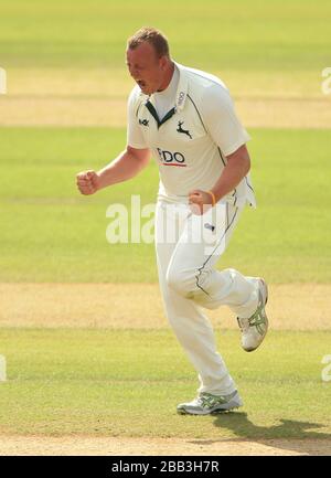 Luke Fletcher, de Notinghamshire, célèbre le cricket de Nick Gubbins ...