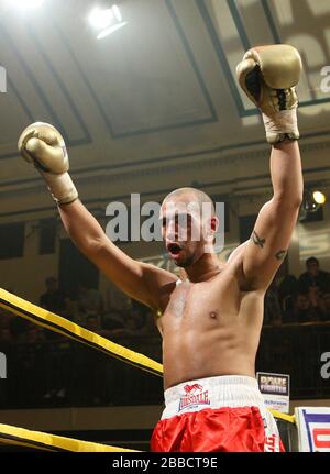 Bradley Pryce (short rouge) bat Neil Sinclair dans le quartier-final de Prizefaighter 'The Light ...