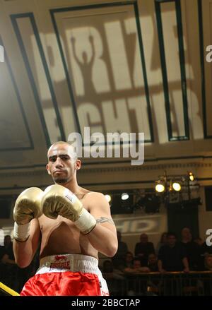 Bradley Pryce (short rouge) bat Neil Sinclair dans le quartier-final de Prizefaighter 'The Light ...