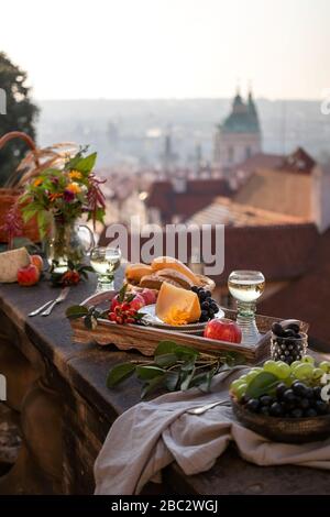 Petit-déjeuner avec vue sur les toits de Mala Strana à Prague, en ...