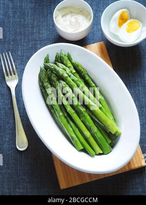 Asperges vertes, sauce tartare et oeuf bouilli, Italie, Europe Photo ...